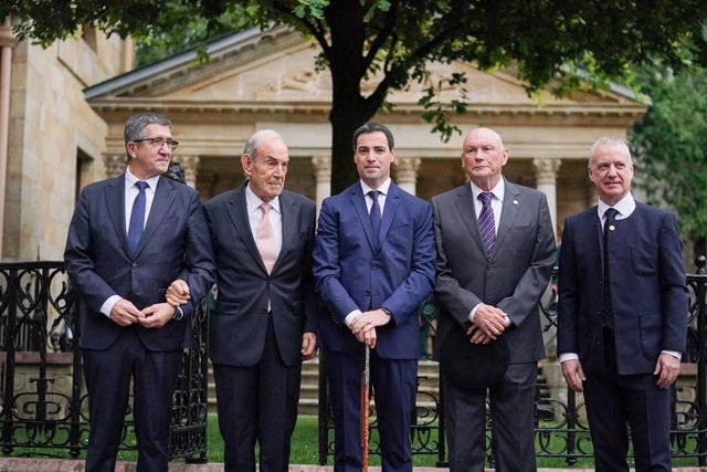 El Lehendakari Firma El Decreto De áreas Del Nuevo Gobierno Vasco