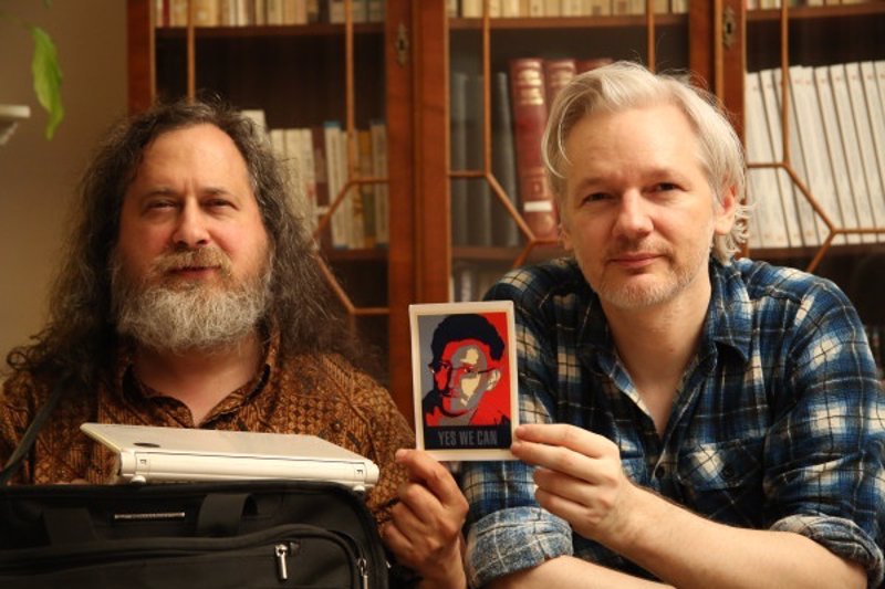 El fundador del GNU Richard Stallman se reúne con Julian Assange ...