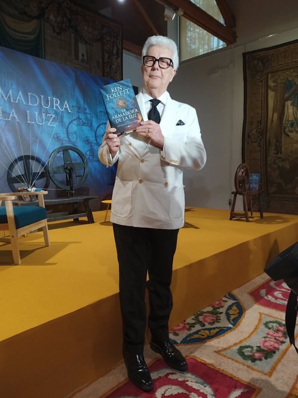 Ken Follett lanza 'La armadura de la luz' y cierra 'Los pilares de la ...