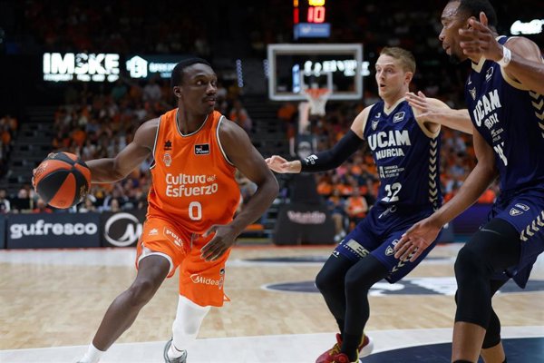 El base estadounidense Jared Harper se marcha del Valencia Basket